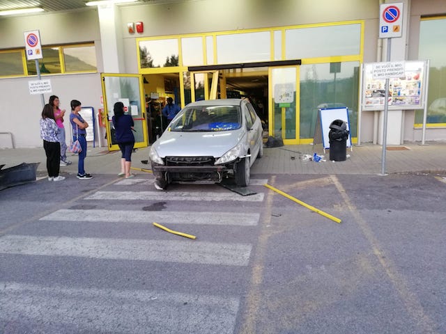 Ladri sfondano vetrata del supermarket con l’auto | Orvietonews.it Ladri sfondano vetrata del supermarket con l’auto | Orvietonews.it