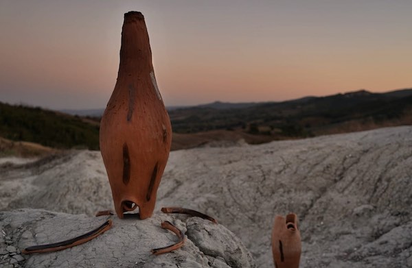 "Elementi", in mostra ceramiche e foto di Simona Stollo e Martina ...